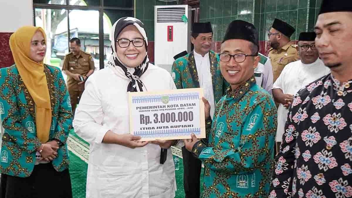 Serahkan Insentif Untuk Tokoh Agama di Batu Ampar, Marlin Agustina Rudi ...
