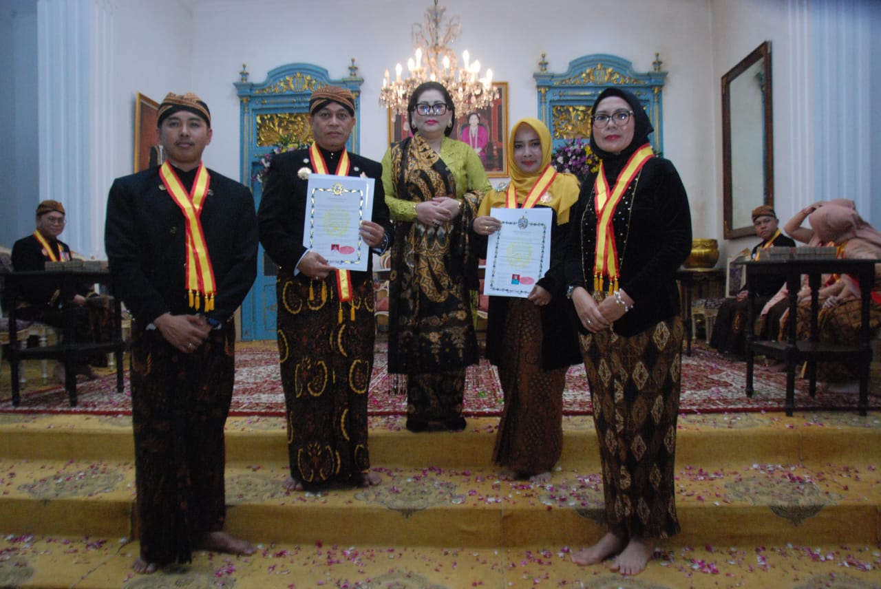 Muhammad Nizar Dianugerahi Gelar Kanjeng Raden Arya Tumenggung dari ...