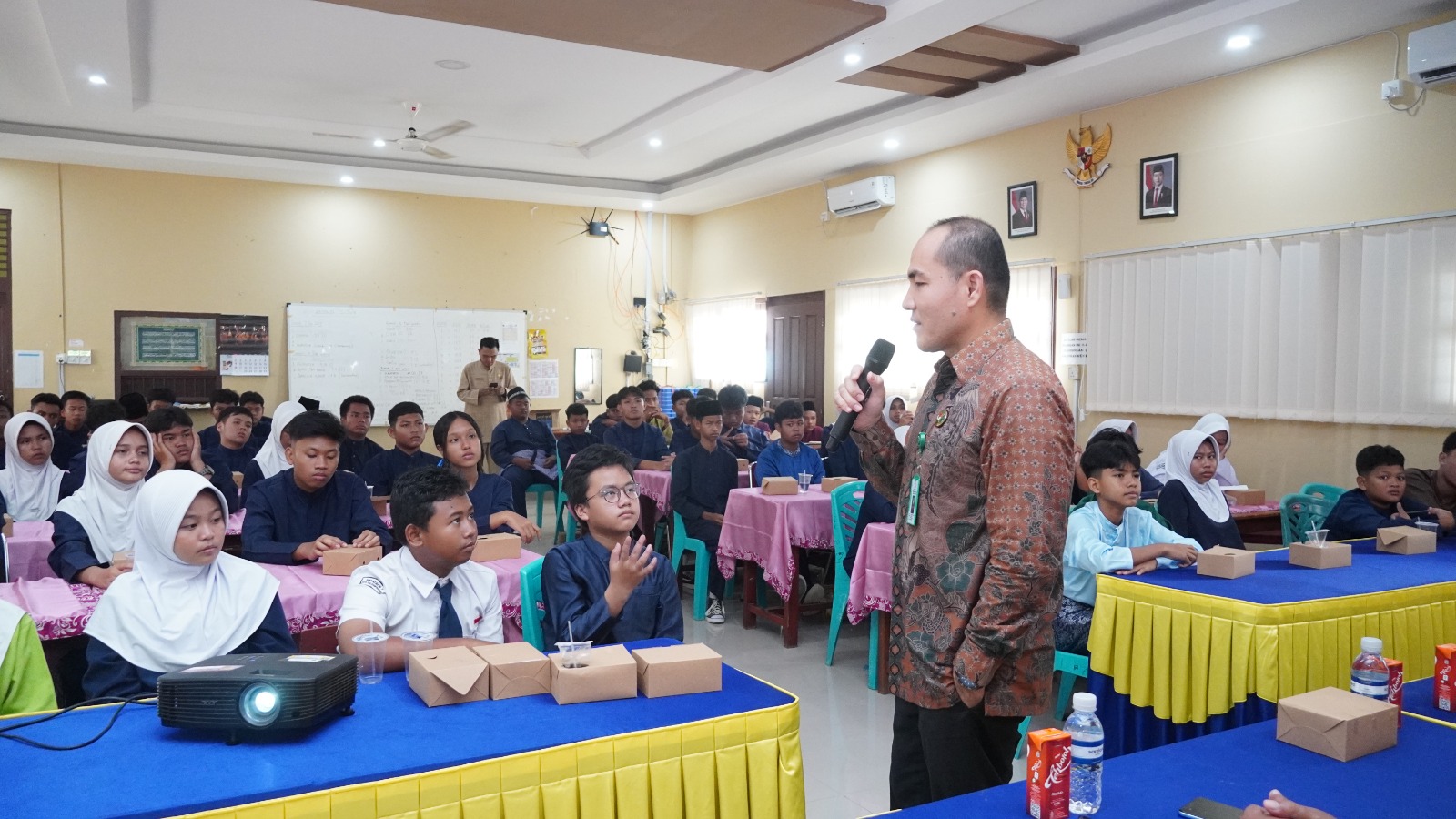 Jaksa Masuk Sekolah, Kejati Kepri Ajak Siswa dan Guru SMPN 7 Tanjungpinang Jauhi Napza dan ...