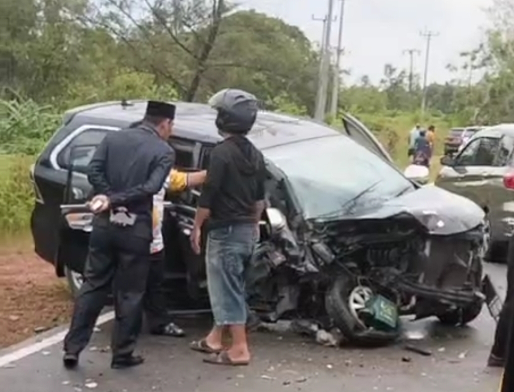 Tiga Mobil Toyota Tabrakan Beruntun di Tembeling Bintan, Empat Orang ...